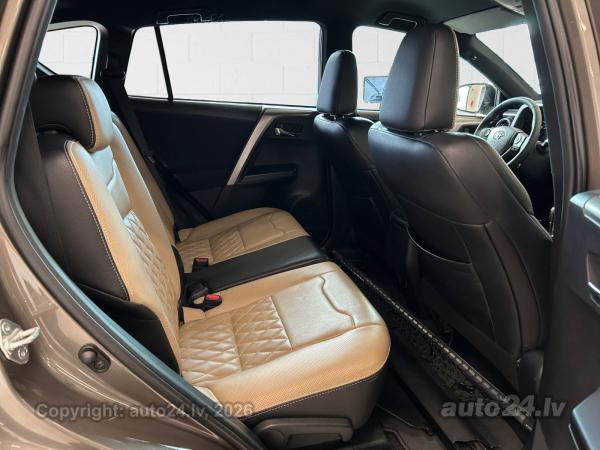 Brown Toyota RAV4 2018 in Parnu, with an engine capacity of 2.00 L and mileage of 119 thousand km for 18300 €, photo 7 on AUTOMOTO.COM.LV