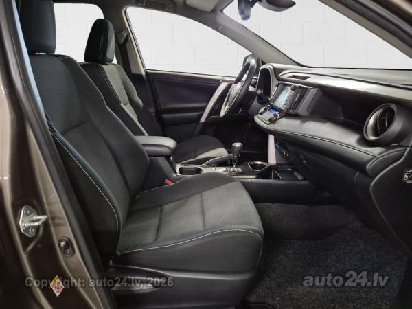 Brown Toyota RAV4 2018 in Tallinn, with an engine capacity of 2.50 L and mileage of 164 thousand km for 17490 €, photo 7 on AUTOMOTO.COM.LV