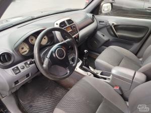 Toyota RAV4 2001 in Panevezys, with an engine capacity of 2.00 L and mileage of 233 thousand km for 1350 €, photo 6 on AUTOMOTO.COM.LV