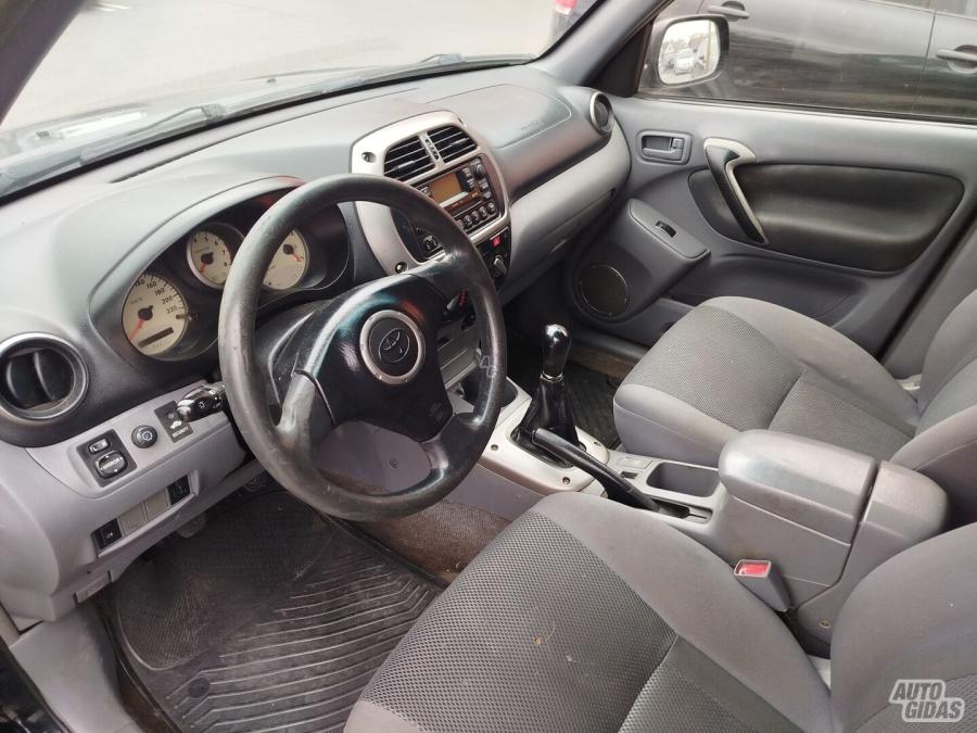 Toyota RAV4 2001 in Panevezys, with an engine capacity of 2.00 L and mileage of 233 thousand km for 1350 €, photo 6 on AUTOMOTO.COM.LV