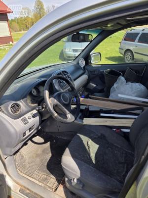 Toyota RAV4 2002 Vievis, ar dzinēja tilpumu 2.00 L un nobraukumu 340 tūkst. km par 999 €, foto 6 vietnē AUTOMOTO.COM.LV