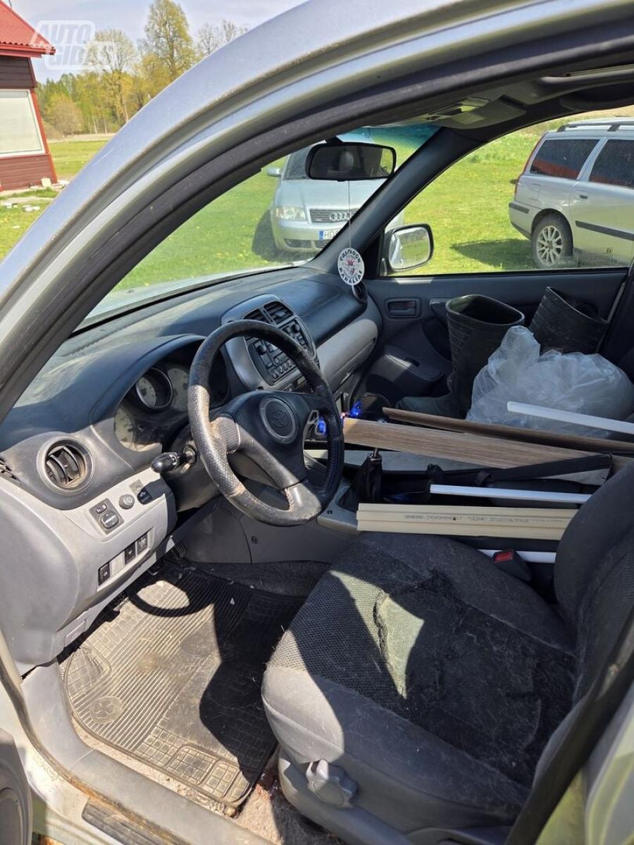 Toyota RAV4 2002 Vievis, ar dzinēja tilpumu 2.00 L un nobraukumu 340 tūkst. km par 999 €, foto 6 vietnē AUTOMOTO.COM.LV