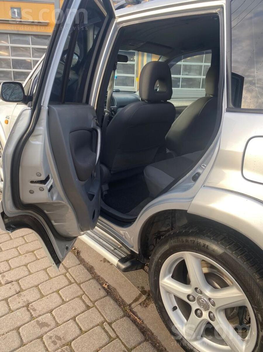 Toyota RAV4 2002 in Riga, with an engine capacity of 1.90 L and mileage of 286 thousand km for 2300 €, photo 3 on AUTOMOTO.COM.LV