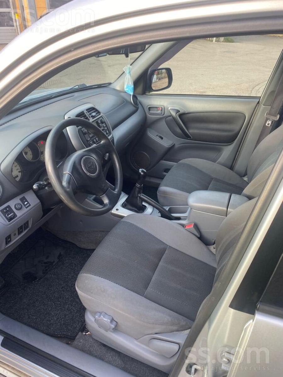 Toyota RAV4 2002 in Riga, with an engine capacity of 1.90 L and mileage of 286 thousand km for 2300 €, photo 4 on AUTOMOTO.COM.LV