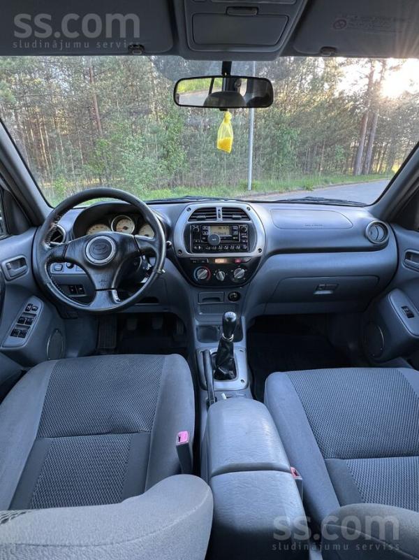 Toyota RAV4 2002 in Riga, with an engine capacity of 2.00 L and mileage of 360 thousand km for 1950 €, photo 7 on AUTOMOTO.COM.LV
