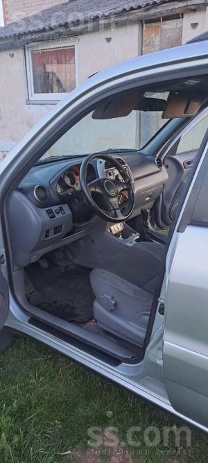 Toyota RAV4 2002 in Daugavpils, with an engine capacity of 2.00 L and mileage of 369 thousand km for 2450 €, photo 8 on AUTOMOTO.COM.LV