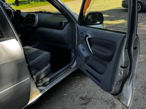 Toyota RAV4 2002 in Ukmerge, with an engine capacity of 2.00 L and mileage of 271 thousand km for 1250 €, photo 6 on AUTOMOTO.COM.LV