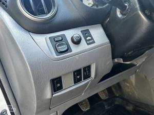 Toyota RAV4 2002 in Ukmerge, with an engine capacity of 2.00 L and mileage of 271 thousand km for 1250 €, photo 8 on AUTOMOTO.COM.LV