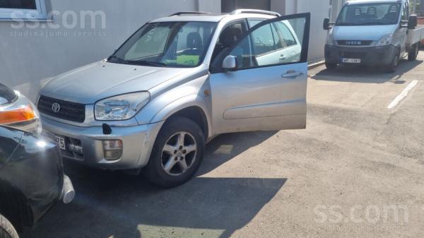 Toyota RAV4 2003 in Jelgava, with an engine capacity of 2.00 L and mileage of 252 thousand km for 1500 €, photo 1 on AUTOMOTO.COM.LV