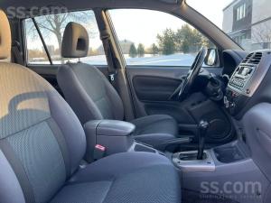 Toyota RAV4 2003 Rīga, ar dzinēja tilpumu 2.00 L un nobraukumu 132 tūkst. km par 3900 €, foto 5 vietnē AUTOMOTO.COM.LV