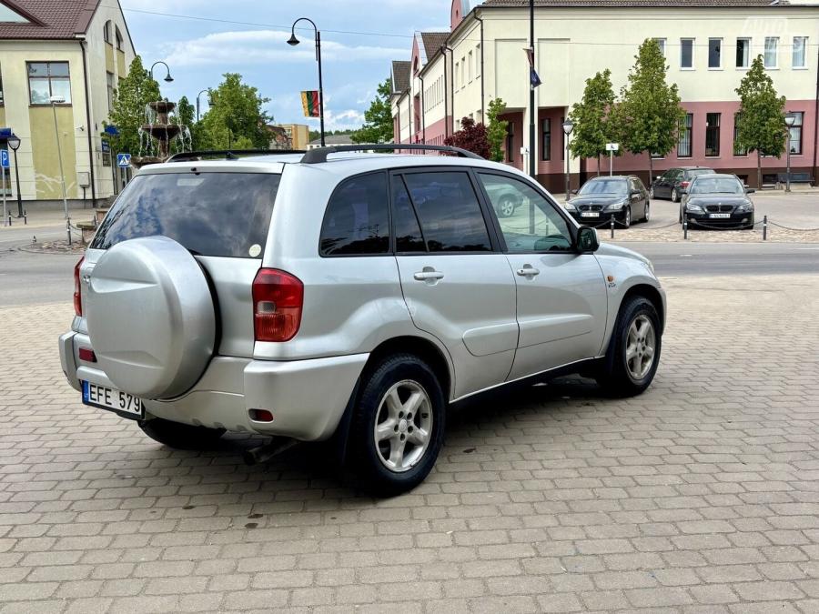 Toyota RAV4 2003 in Mazeikiai, with an engine capacity of 2.00 L and mileage of 205 thousand km for 1900 €, photo 4 on AUTOMOTO.COM.LV