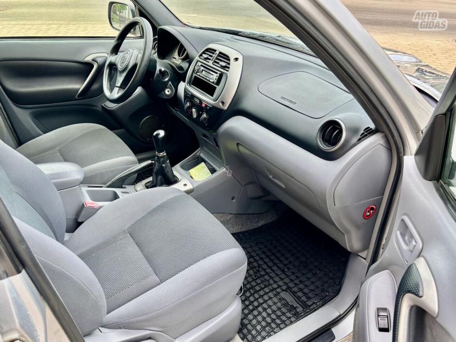 Toyota RAV4 2003 in Mazeikiai, with an engine capacity of 2.00 L and mileage of 205 thousand km for 1900 €, photo 8 on AUTOMOTO.COM.LV
