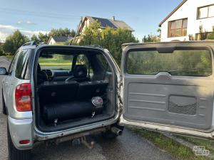 Toyota RAV4 2003 in Vilnius, with an engine capacity of 2.00 L and mileage of 350 thousand km for 2150 €, photo 19 on AUTOMOTO.COM.LV