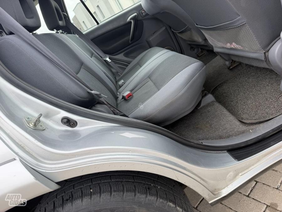 Toyota RAV4 2003 Viļņa, ar dzinēja tilpumu 2.00 L un nobraukumu 275 tūkst. km par 2600 €, foto 16 vietnē AUTOMOTO.COM.LV