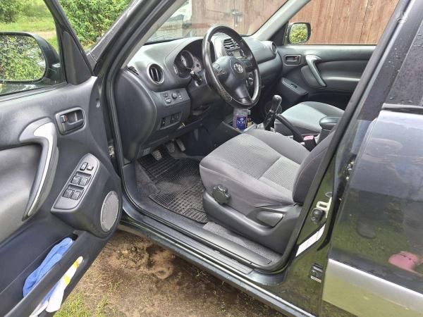 Toyota RAV4 2004 in Vilnius, with an engine capacity of 2.00 L and mileage of 240 thousand km for 4000 €, photo 7 on AUTOMOTO.COM.LV