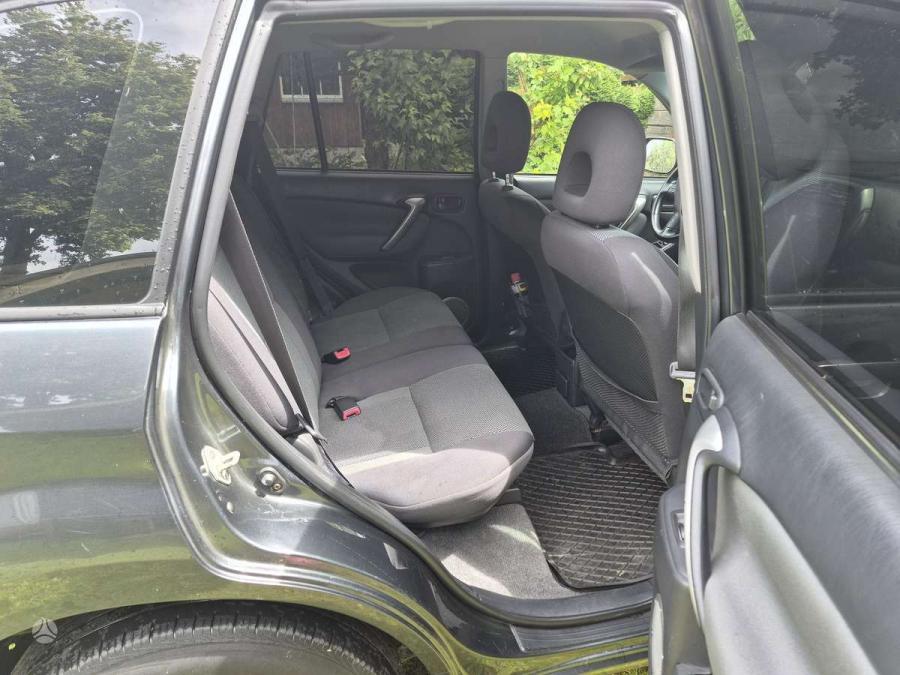 Toyota RAV4 2004 in Vilnius, with an engine capacity of 2.00 L and mileage of 240 thousand km for 4000 €, photo 10 on AUTOMOTO.COM.LV