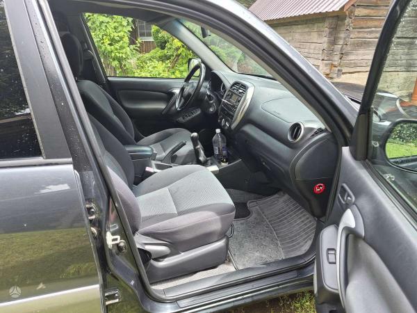 Toyota RAV4 2004 in Vilnius, with an engine capacity of 2.00 L and mileage of 240 thousand km for 4000 €, photo 10 on AUTOMOTO.COM.LV