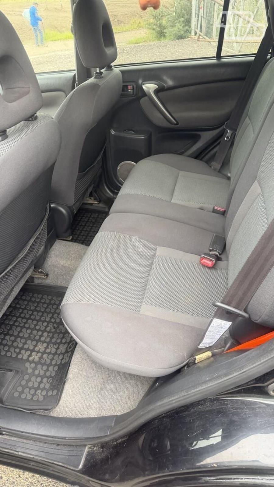 Toyota RAV4 2004 in Vilnius, with an engine capacity of 2.00 L and mileage of 250 thousand km for 2100 €, photo 9 on AUTOMOTO.COM.LV