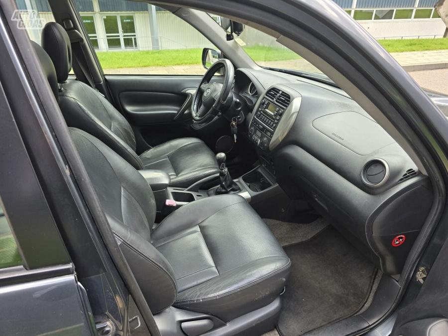 Toyota RAV4 2004 in Vilnius, with an engine capacity of 2.00 L and mileage of 266 thousand km for 2300 €, photo 12 on AUTOMOTO.COM.LV