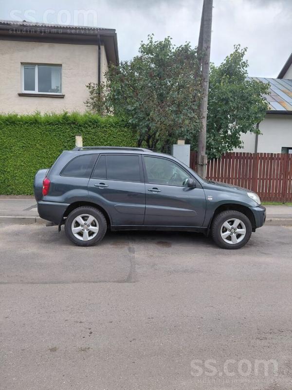 Toyota RAV4 2005 in Riga, with an engine capacity of 1.80 L and mileage of 272 thousand km for 2100 €, photo 5 on AUTOMOTO.COM.LV