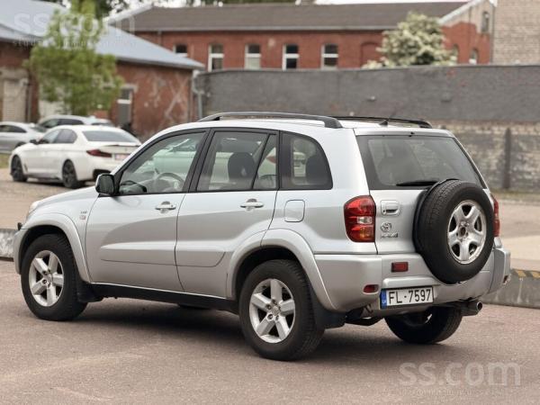 Toyota RAV4 2005 in Liepaja, with an engine capacity of 2.00 L and mileage of 239 thousand km for 2990 €, photo 4 on AUTOMOTO.COM.LV