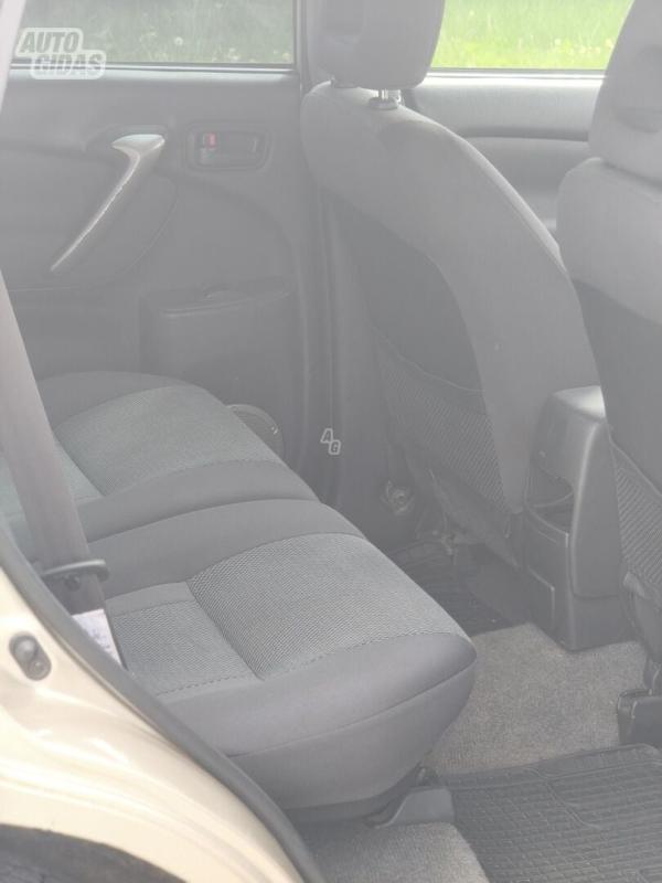 Toyota RAV4 2005 Viļņa, ar dzinēja tilpumu 2.00 L un nobraukumu 318 tūkst. km par 3200 €, foto 5 vietnē AUTOMOTO.COM.LV