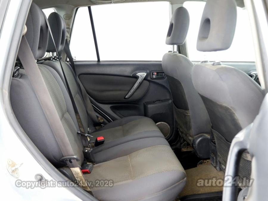 Toyota RAV4 2005 in Tallinn, with an engine capacity of 2.00 L and mileage of 267 thousand km for 2299 €, photo 8 on AUTOMOTO.COM.LV