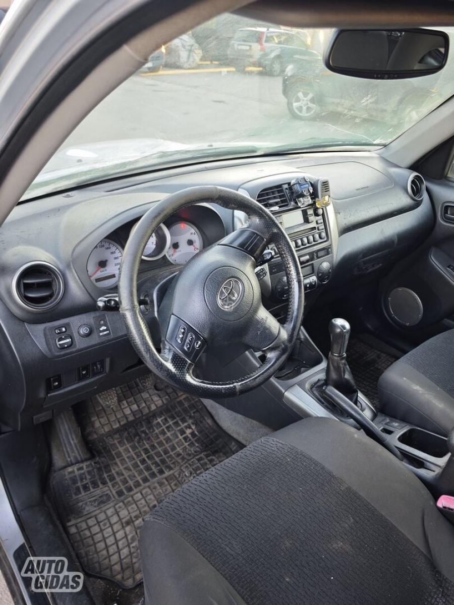 Toyota RAV4 2005 in Plunge, with an engine capacity of 2.00 L and mileage of 285 thousand km for 1050 €, photo 10 on AUTOMOTO.COM.LV
