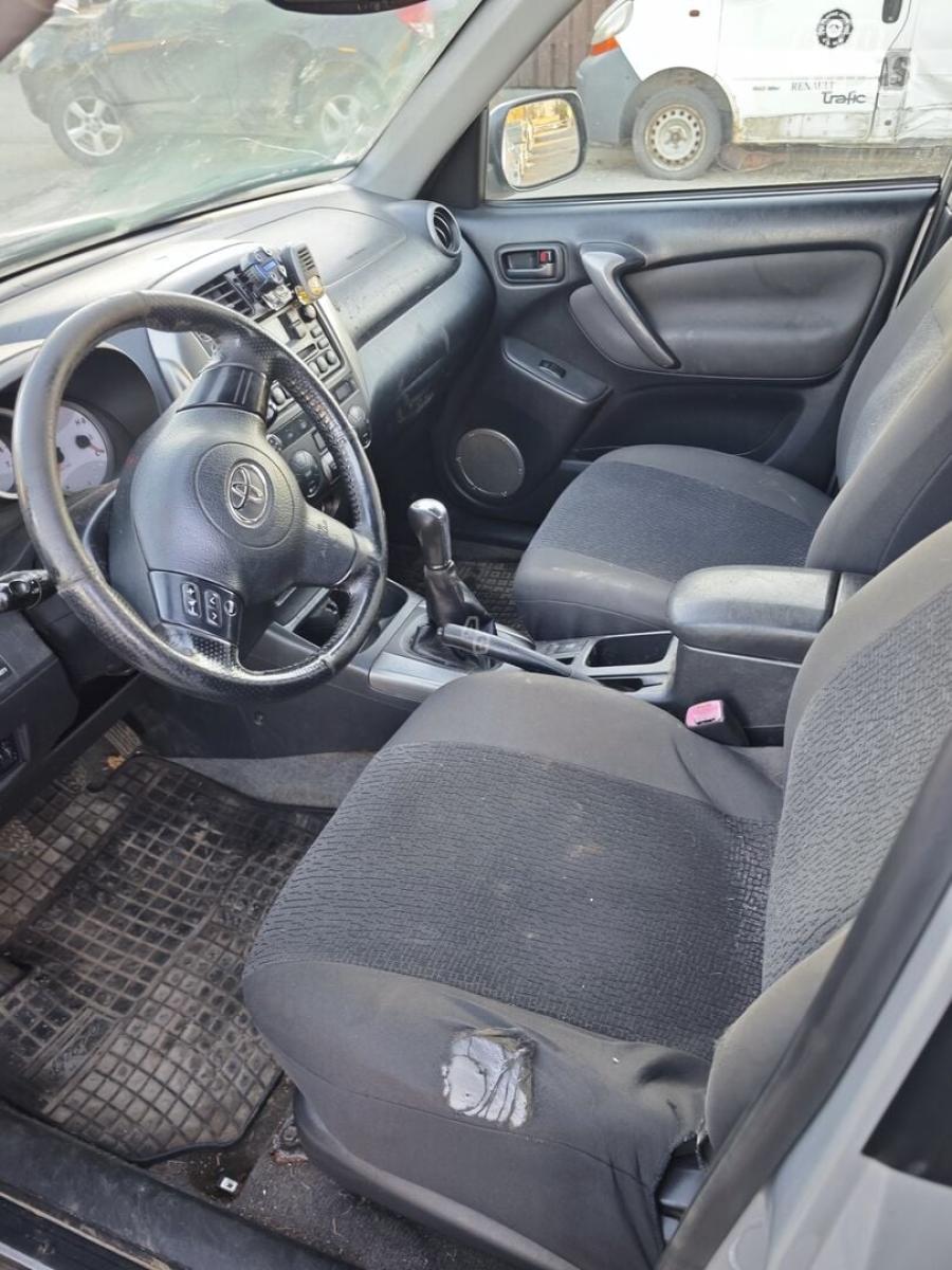 Toyota RAV4 2005 in Plunge, with an engine capacity of 2.00 L and mileage of 285 thousand km for 1050 €, photo 11 on AUTOMOTO.COM.LV