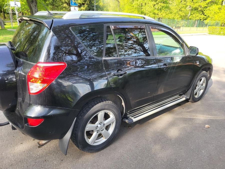 Toyota RAV4 2006 in Marijampole, with an engine capacity of 2.20 L and mileage of 371 thousand km for 3550 €, photo 4 on AUTOMOTO.COM.LV