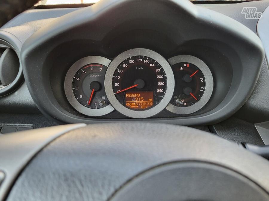 Toyota RAV4 2006 in Marijampole, with an engine capacity of 2.20 L and mileage of 371 thousand km for 3550 €, photo 8 on AUTOMOTO.COM.LV