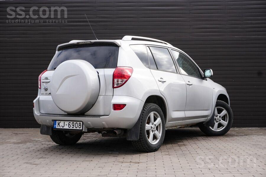 Toyota RAV4 2006 in Riga, with an engine capacity of 2.20 L and mileage of 250 thousand km for 4390 €, photo 4 on AUTOMOTO.COM.LV