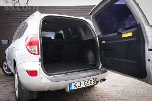 Toyota RAV4 2006 in Riga, with an engine capacity of 2.20 L and mileage of 250 thousand km for 4390 €, photo 6 on AUTOMOTO.COM.LV