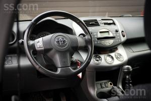 Toyota RAV4 2006 in Riga, with an engine capacity of 2.20 L and mileage of 250 thousand km for 4390 €, photo 8 on AUTOMOTO.COM.LV
