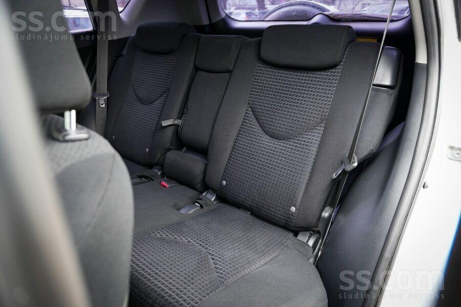 Toyota RAV4 2006 in Riga, with an engine capacity of 2.20 L and mileage of 250 thousand km for 4390 €, photo 13 on AUTOMOTO.COM.LV