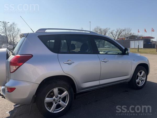 Toyota RAV4 2006 in Liepaja, with an engine capacity of 2.00 L and mileage of 266 thousand km for 4350 €, photo 3 on AUTOMOTO.COM.LV