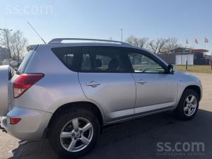 Toyota RAV4 2006 Liepāja, ar dzinēja tilpumu 2.00 L un nobraukumu 266 tūkst. km par 4350 €, foto 4 vietnē AUTOMOTO.COM.LV