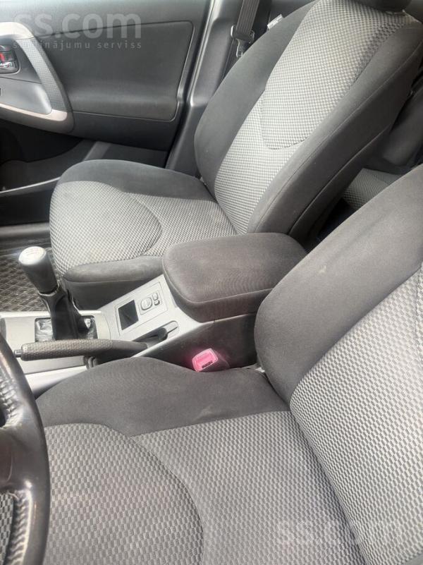 Toyota RAV4 2006 in Liepaja, with an engine capacity of 2.00 L and mileage of 266 thousand km for 4350 €, photo 9 on AUTOMOTO.COM.LV