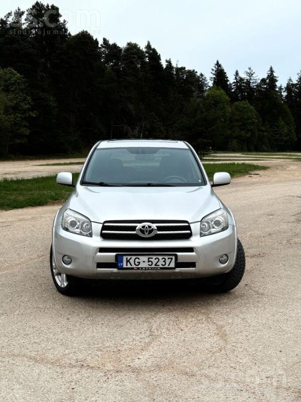Toyota RAV4 2006 in Tukums, with an engine capacity of 2.20 L and mileage of 366 thousand km for 3000 €, photo 3 on AUTOMOTO.COM.LV
