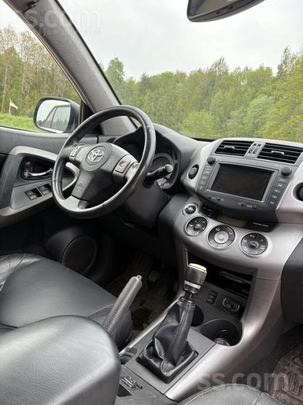 Toyota RAV4 2006 in Tukums, with an engine capacity of 2.20 L and mileage of 366 thousand km for 3000 €, photo 7 on AUTOMOTO.COM.LV