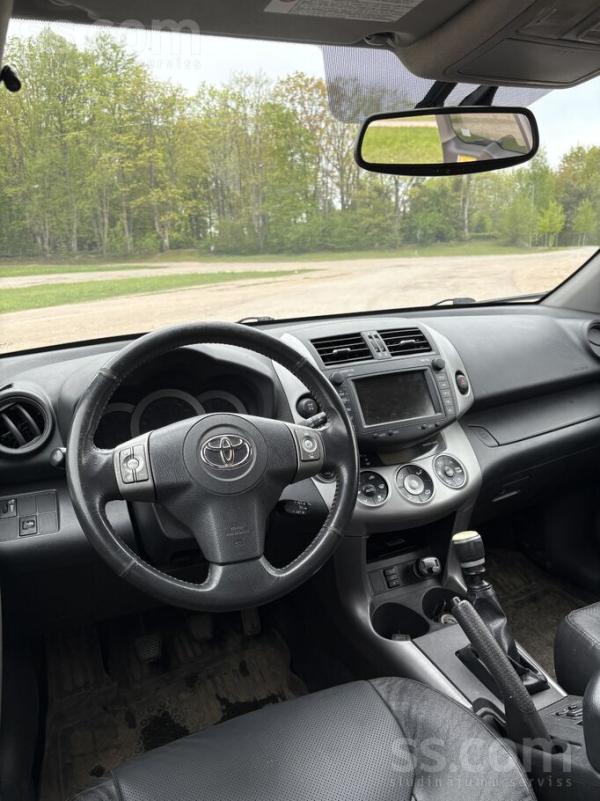 Toyota RAV4 2006 in Tukums, with an engine capacity of 2.20 L and mileage of 366 thousand km for 3000 €, photo 8 on AUTOMOTO.COM.LV