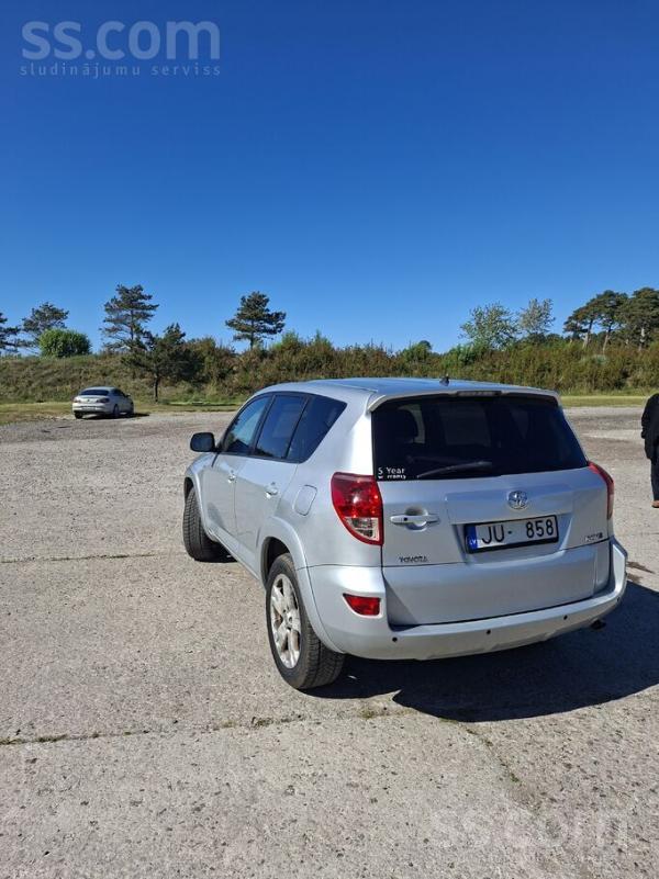 Toyota RAV4 2006 in Liepaja, with an engine capacity of 2.20 L and mileage of 256 thousand km for 3000 €, photo 4 on AUTOMOTO.COM.LV