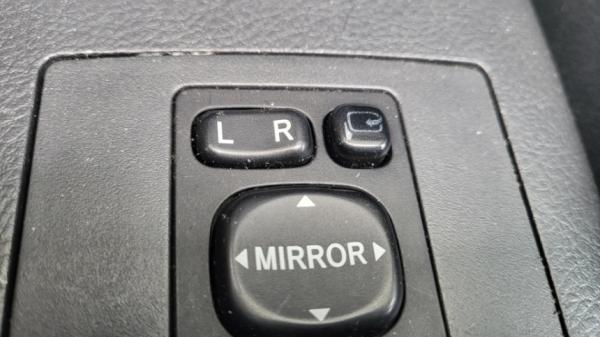 Toyota RAV4 2006 in Riga, with an engine capacity of 2.20 L and mileage of 185 thousand km for 3690 €, photo 4 on AUTOMOTO.COM.LV
