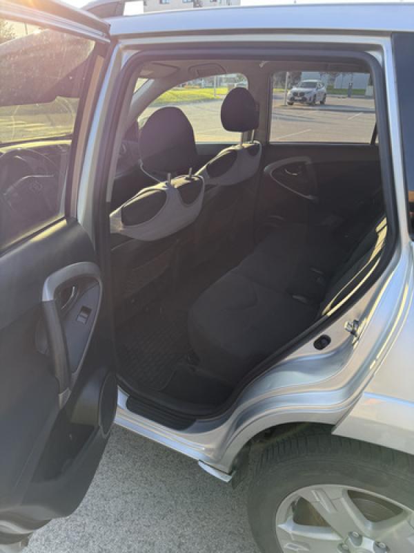 Toyota RAV4 2006 Tallina, ar dzinēja tilpumu 2.20 L un nobraukumu 279 tūkst. km par 3950 €, foto 8 vietnē AUTOMOTO.COM.LV
