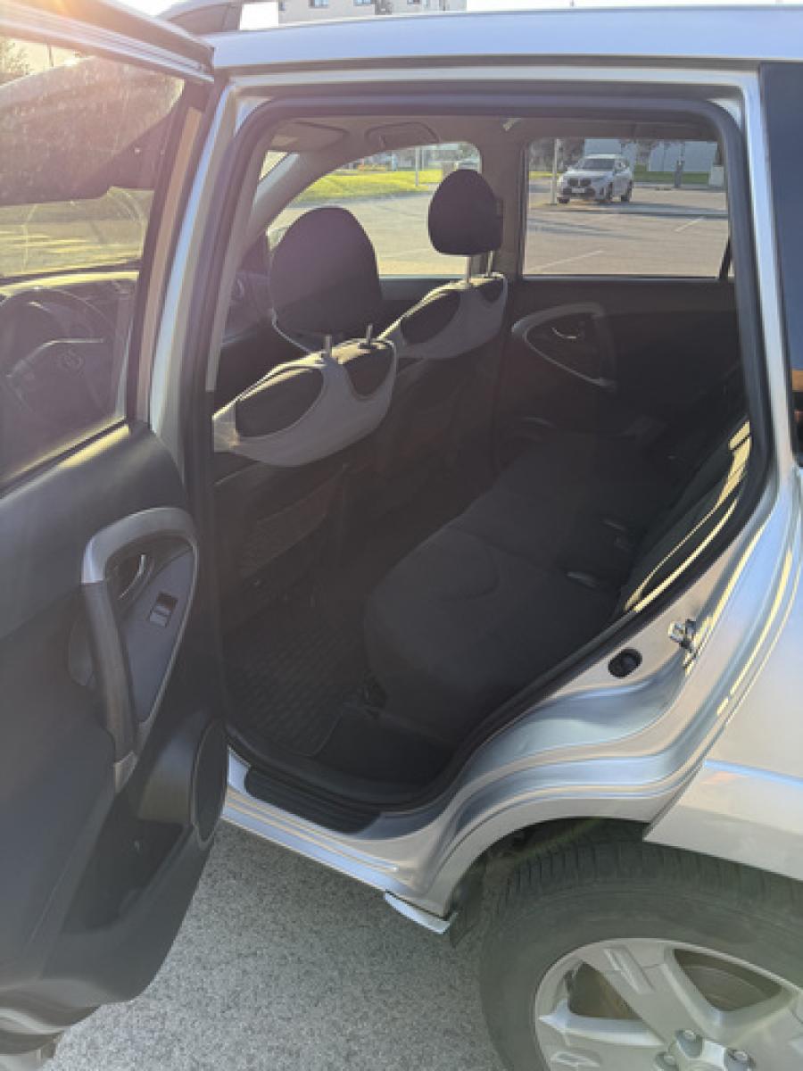 Toyota RAV4 2006 Tallina, ar dzinēja tilpumu 2.20 L un nobraukumu 279 tūkst. km par 3950 €, foto 9 vietnē AUTOMOTO.COM.LV