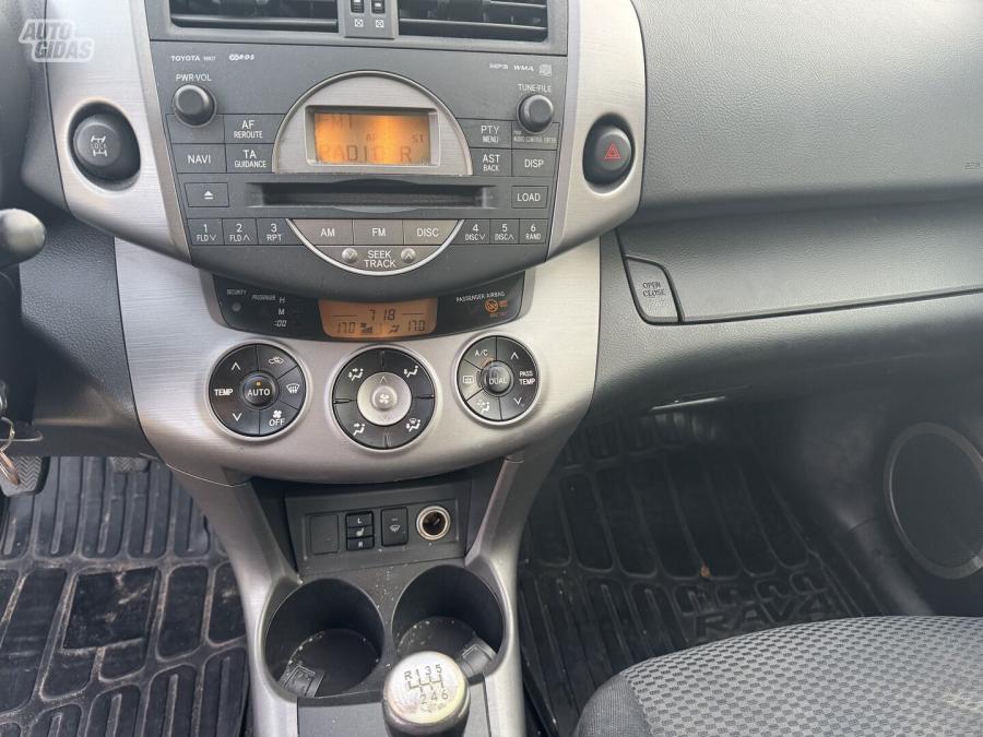 Toyota RAV4 2006 Viļņa, ar dzinēja tilpumu 2.20 L un nobraukumu 345 tūkst. km par 2650 €, foto 11 vietnē AUTOMOTO.COM.LV