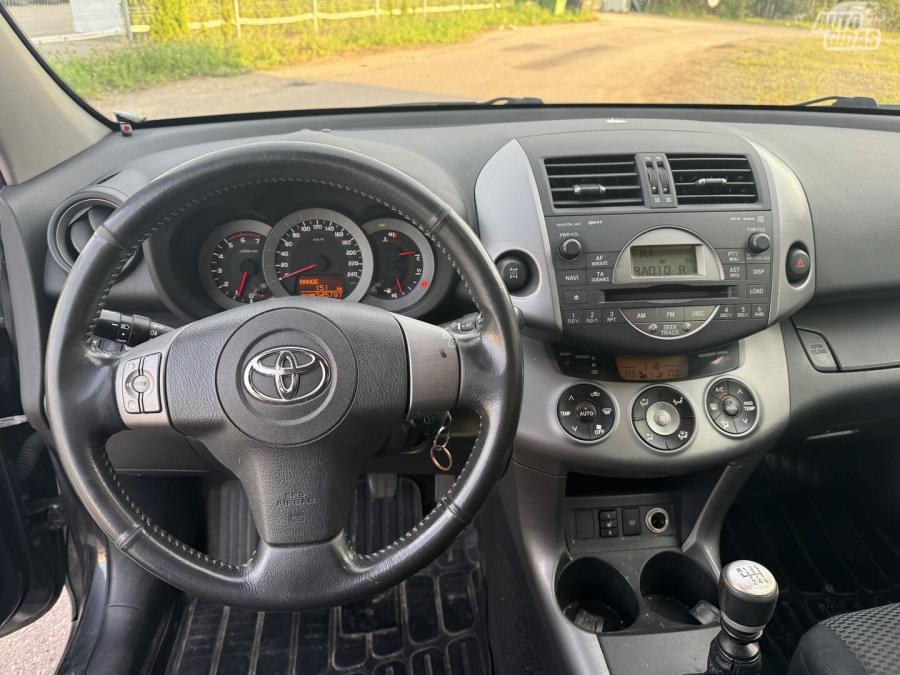 Toyota RAV4 2006 Viļņa, ar dzinēja tilpumu 2.20 L un nobraukumu 345 tūkst. km par 2650 €, foto 12 vietnē AUTOMOTO.COM.LV