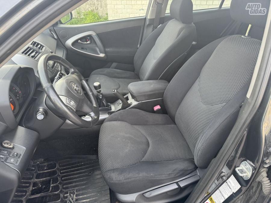 Toyota RAV4 2006 Viļņa, ar dzinēja tilpumu 2.20 L un nobraukumu 345 tūkst. km par 2650 €, foto 13 vietnē AUTOMOTO.COM.LV