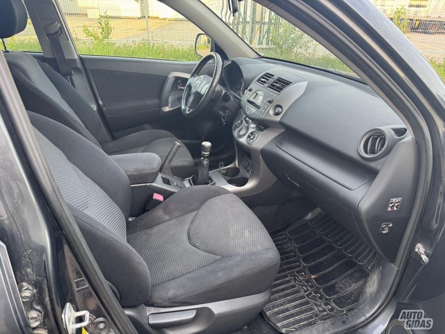 Toyota RAV4 2006 Viļņa, ar dzinēja tilpumu 2.20 L un nobraukumu 345 tūkst. km par 2650 €, foto 15 vietnē AUTOMOTO.COM.LV