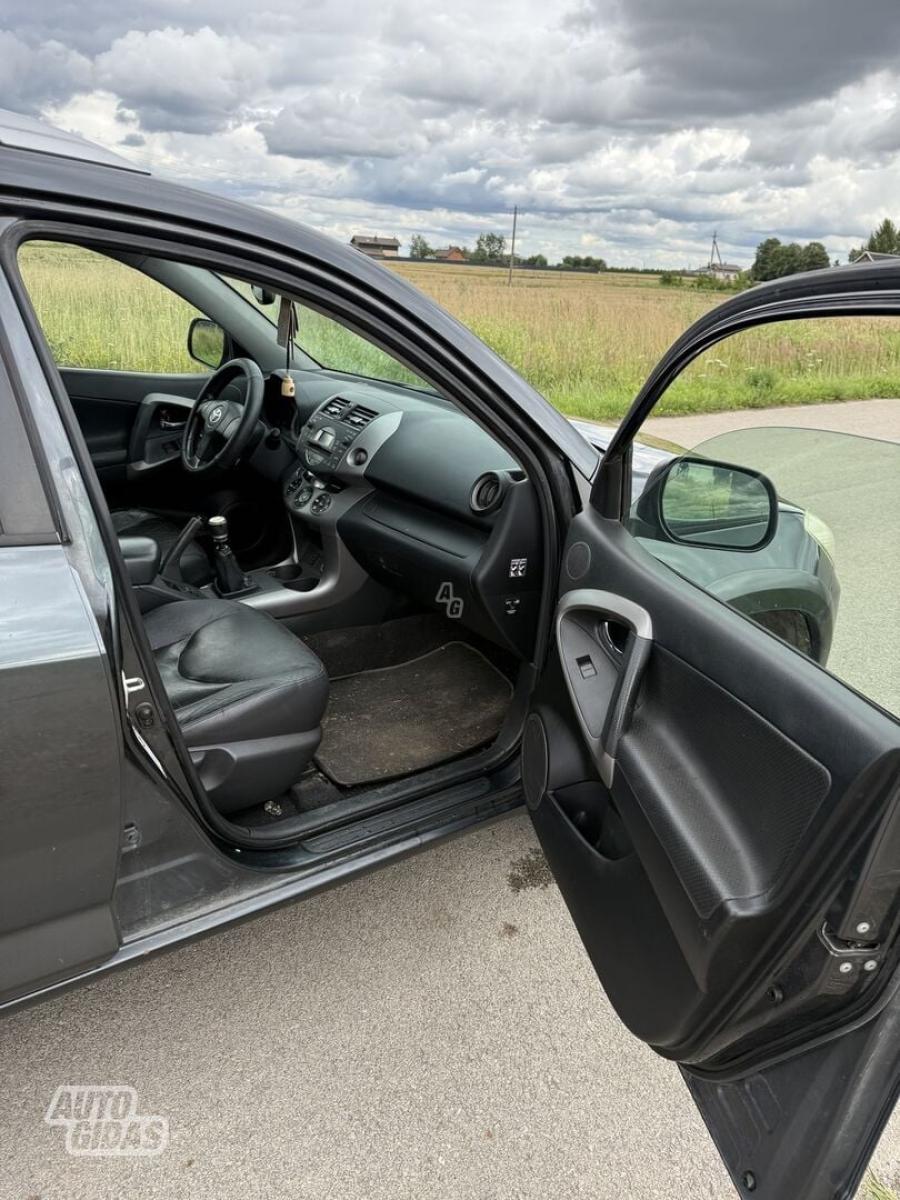 Toyota RAV4 2006 in Marijampole, with an engine capacity of 2.20 L and mileage of 329 thousand km for 1700 €, photo 9 on AUTOMOTO.COM.LV